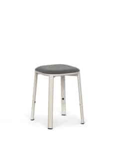 Solid | tabouret de bar empilable assorti à la table Solid de Casala